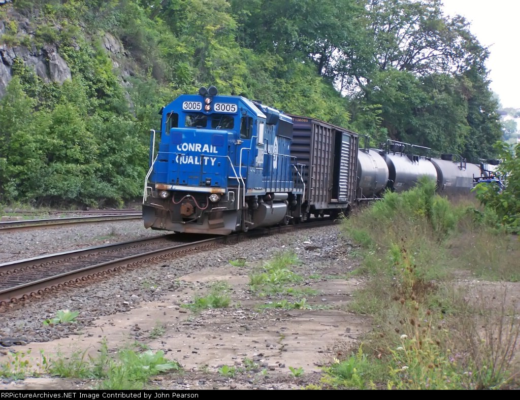 NS 3005 being pulled along by an NS 3431 locomotive over the Delaware river.